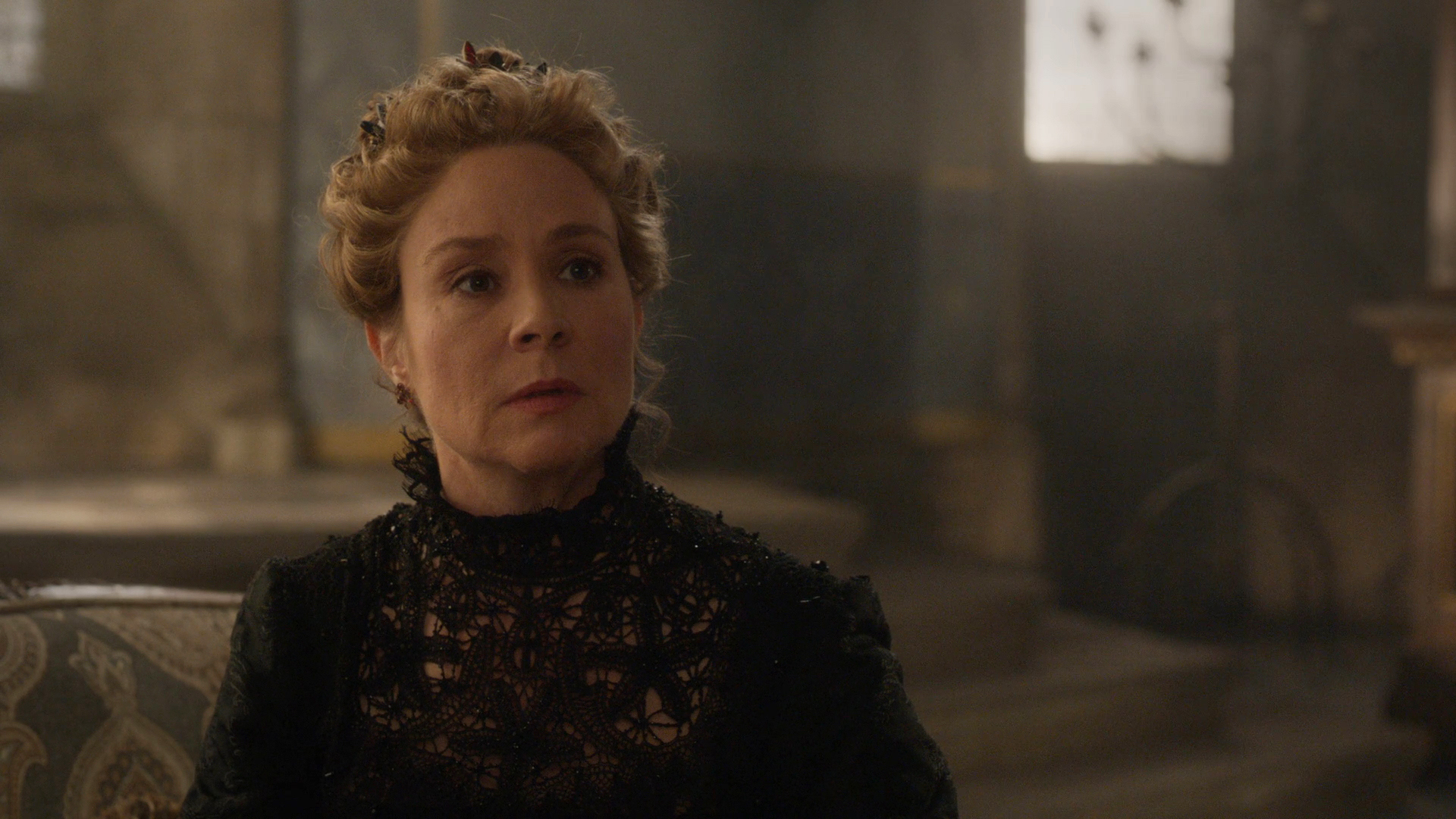 Watch Reign Season 4 Episode 1: With Friends Like These - Paramount+ Canada