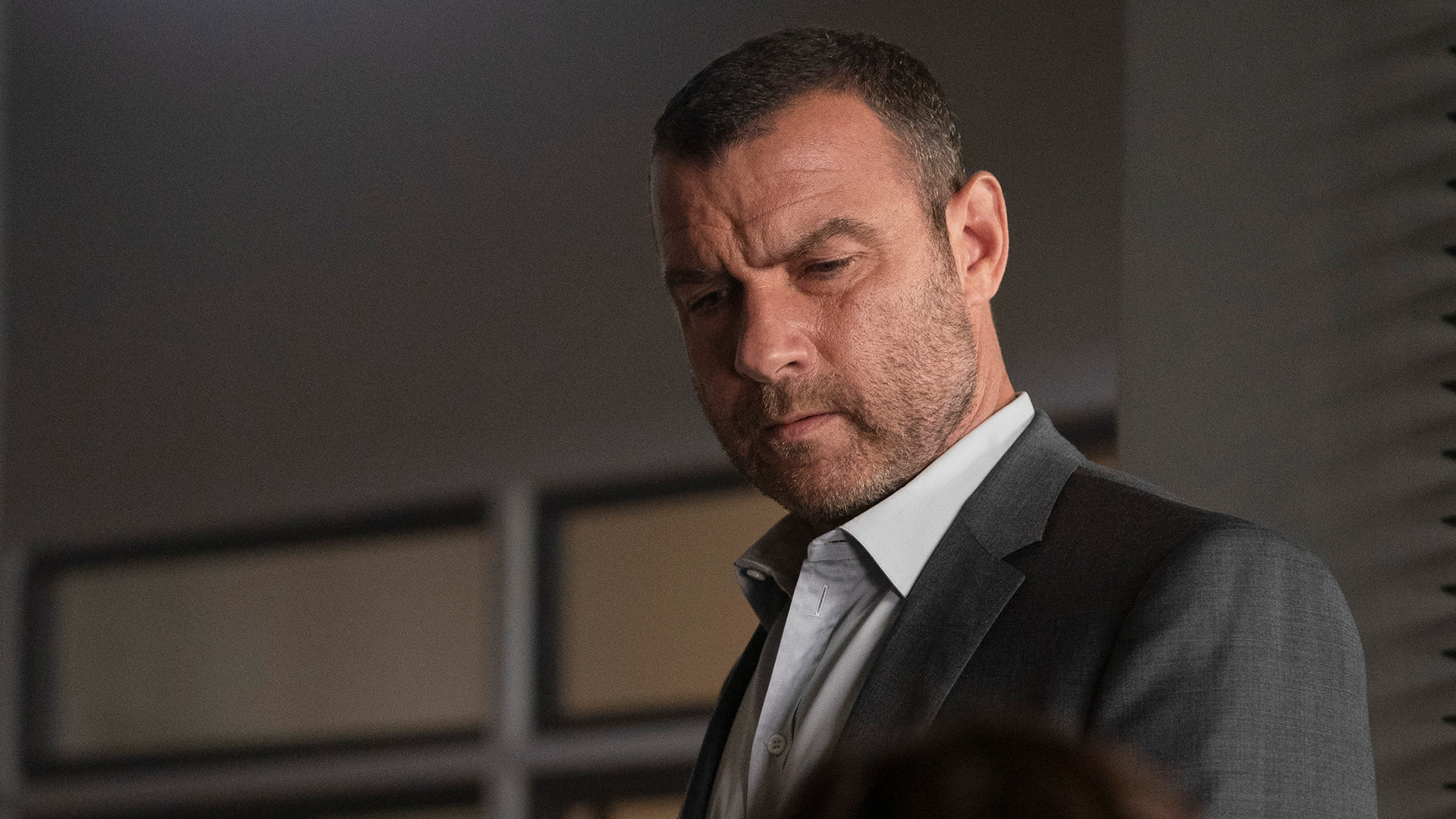 Schaue dir Ray Donovan Staffel 7 Folge 1: Ray Donovan - Bus nach Norden ...