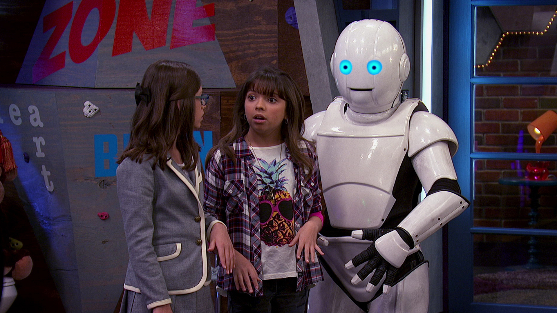 Ve Game Shakers: Game Shakers - MeGo, el Robot que da miedo. Disfruta la serie completa en ...