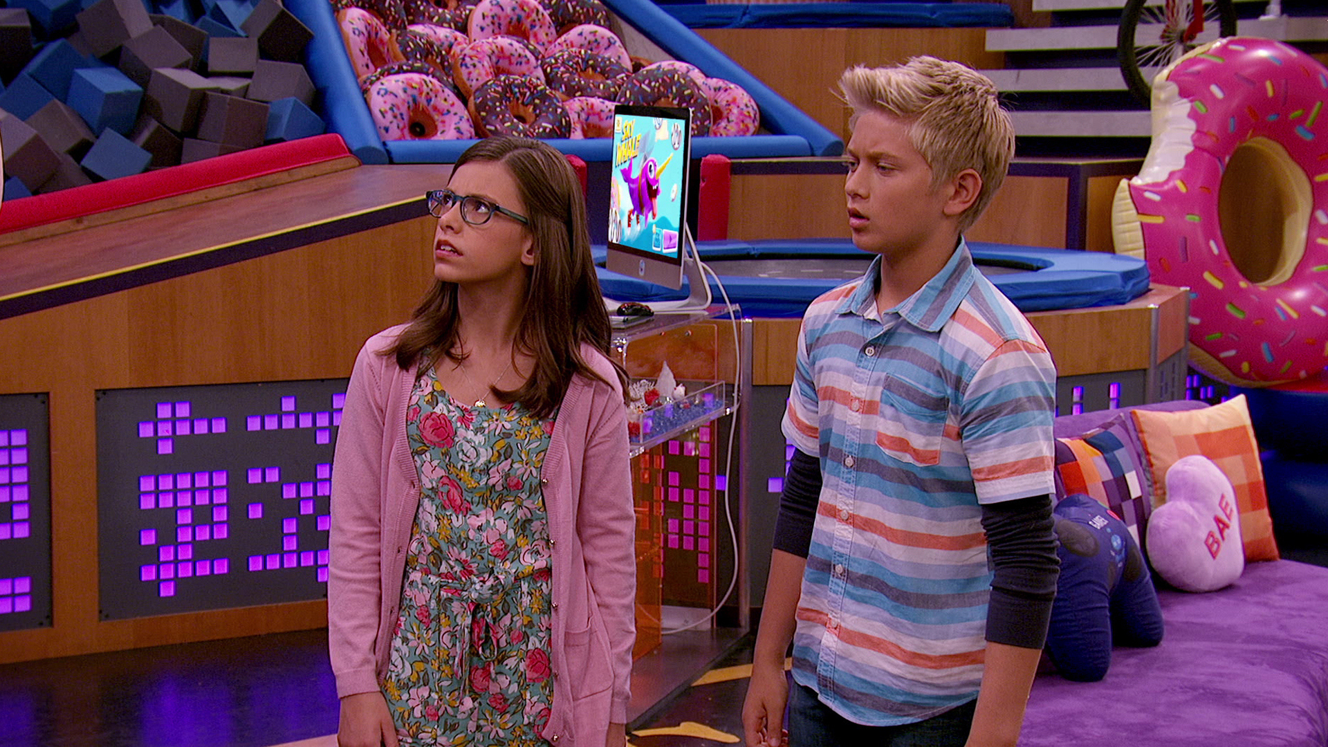 Ve Game Shakers: Game Shakers - La Canción Ofensiva. Disfruta la serie completa en Paramount+ México