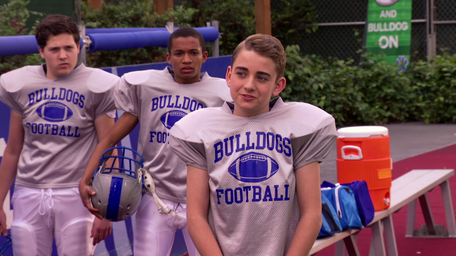 Schaue dir Bella And The Bulldogs Staffel 1 Folge 16: Fußball vs ...