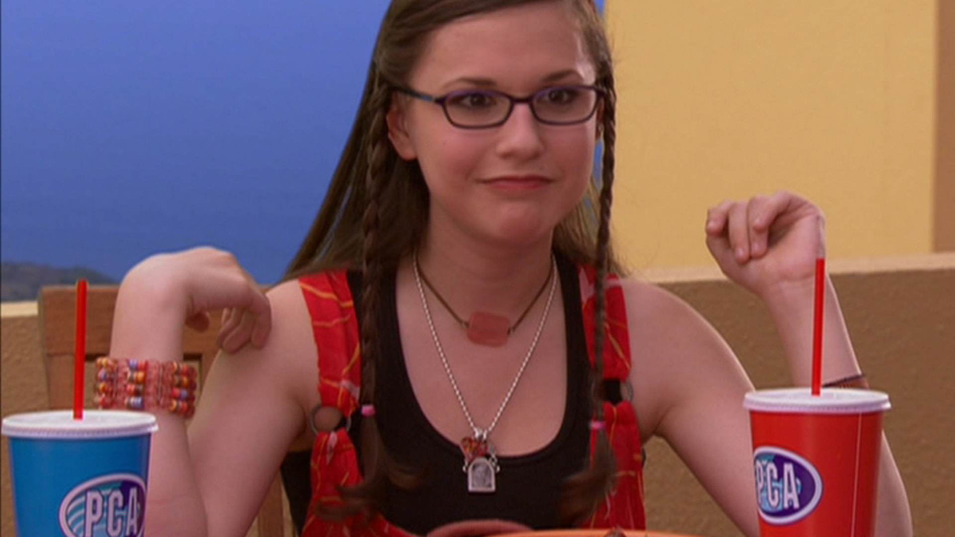 Ve Zoey 101: Zoey 101 - La maldición de la PCA, Parte 1. Disfruta la serie completa en ...