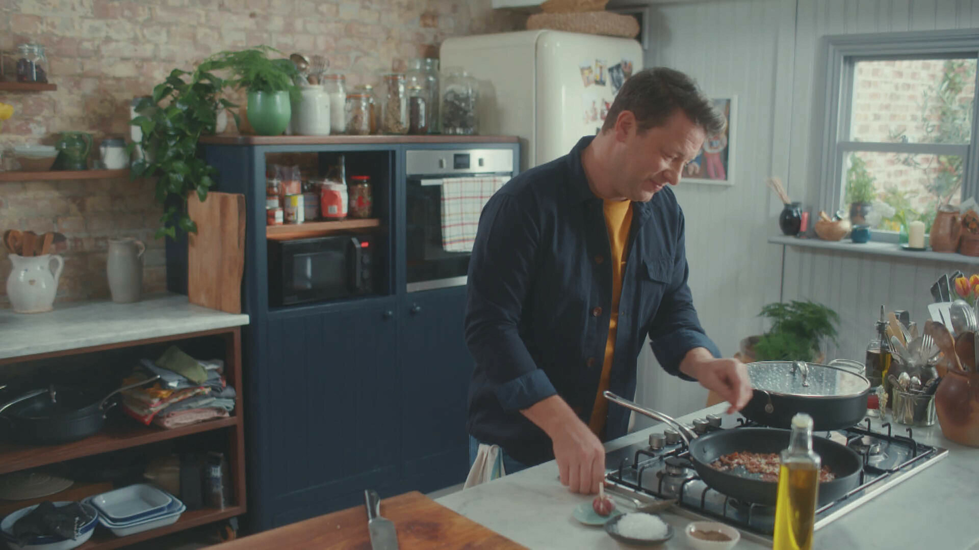 Watch Jamie Oliver: Cooking For Less Season 1 Episode 5: Episode 5 ...