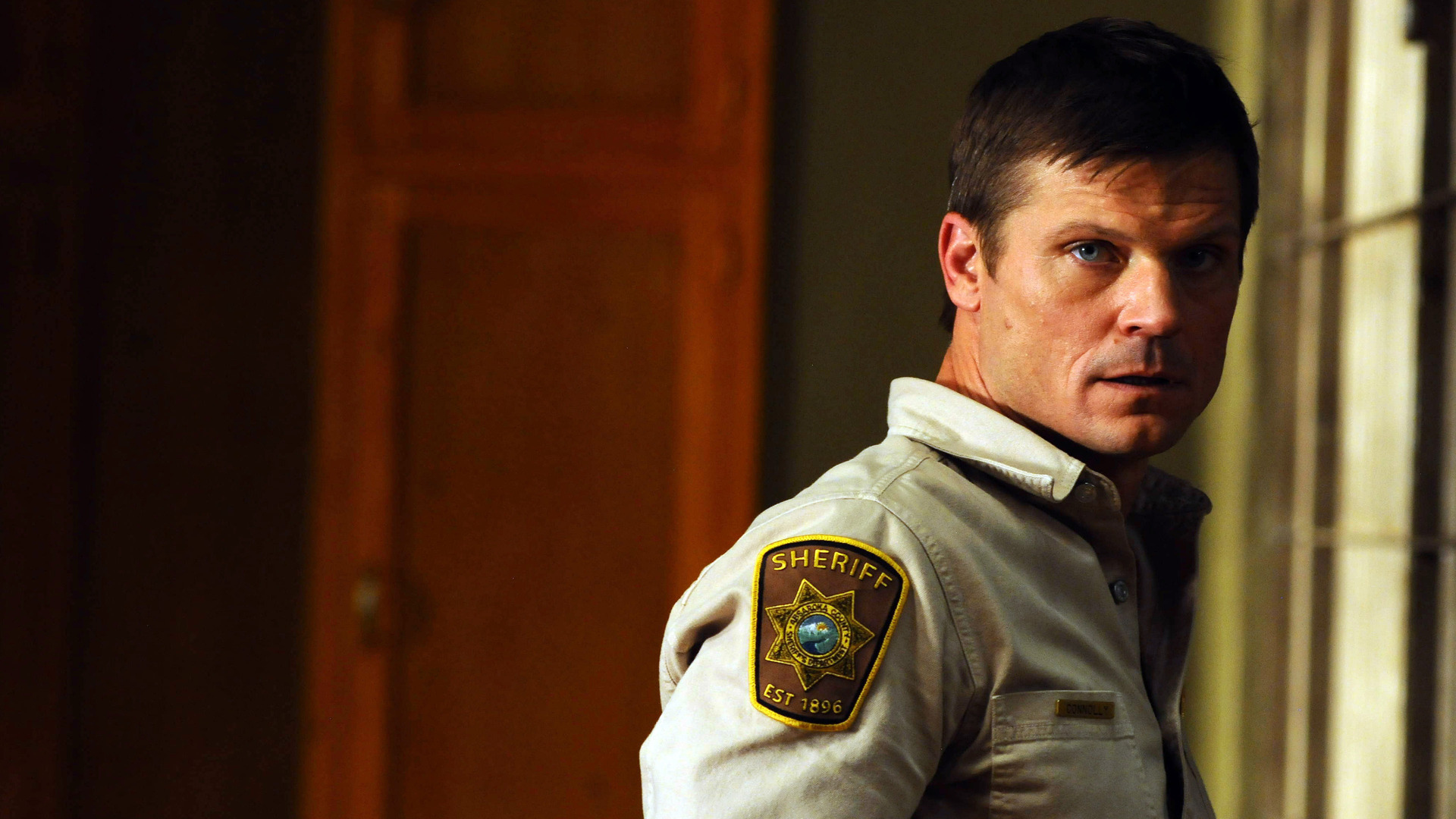 Watch Longmire Season 1 Episode 2: The Dark Road - Paramount+
