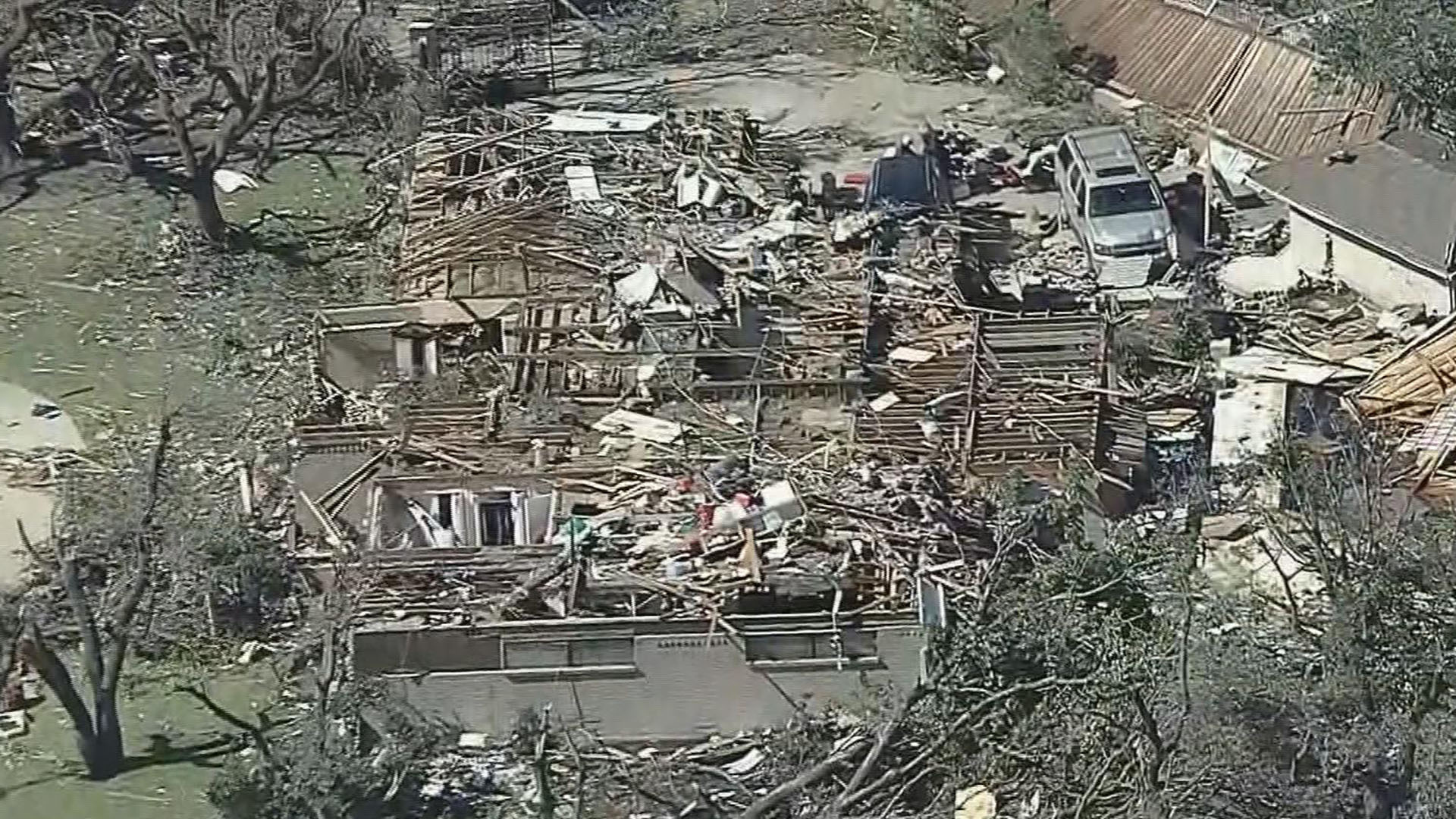 Watch CBS Evening News: Tornado damages homes in Dallas - Full show on CBS