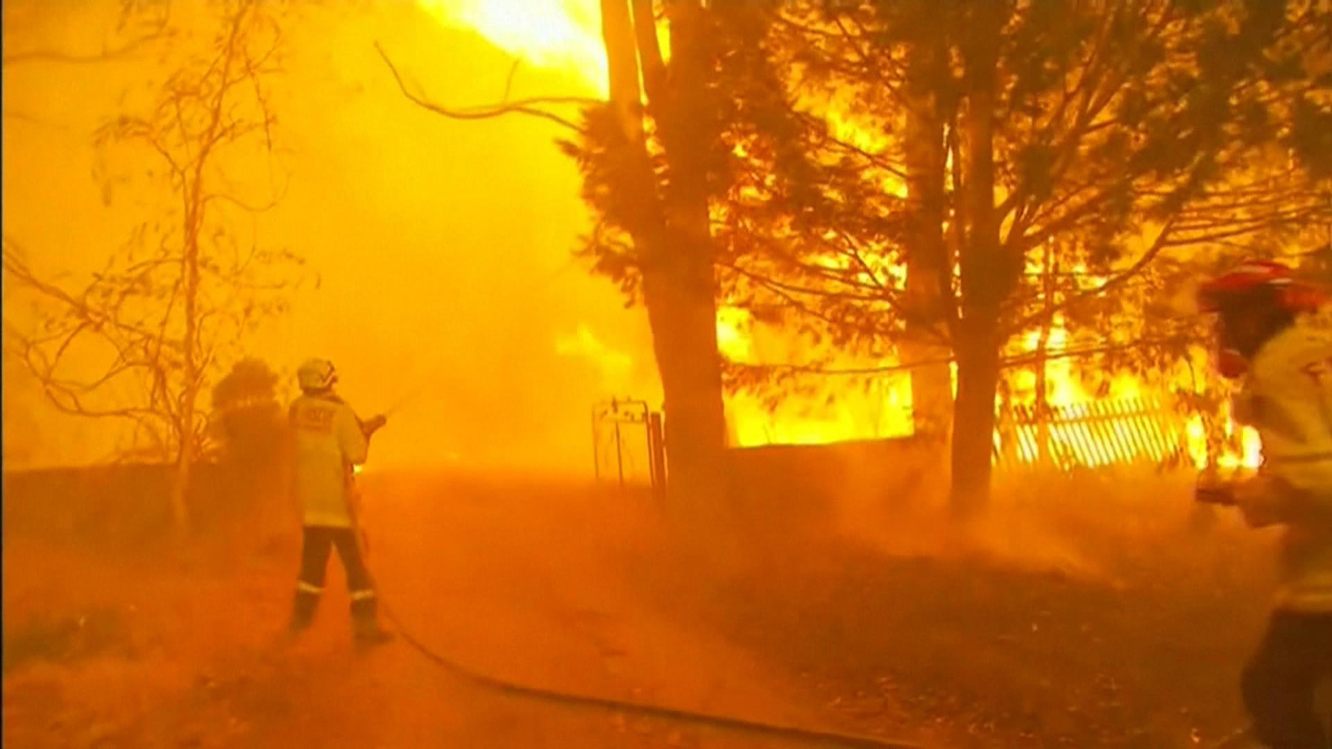 Watch CBS Evening News: Australia wildfires prompt evacuations - Full ...