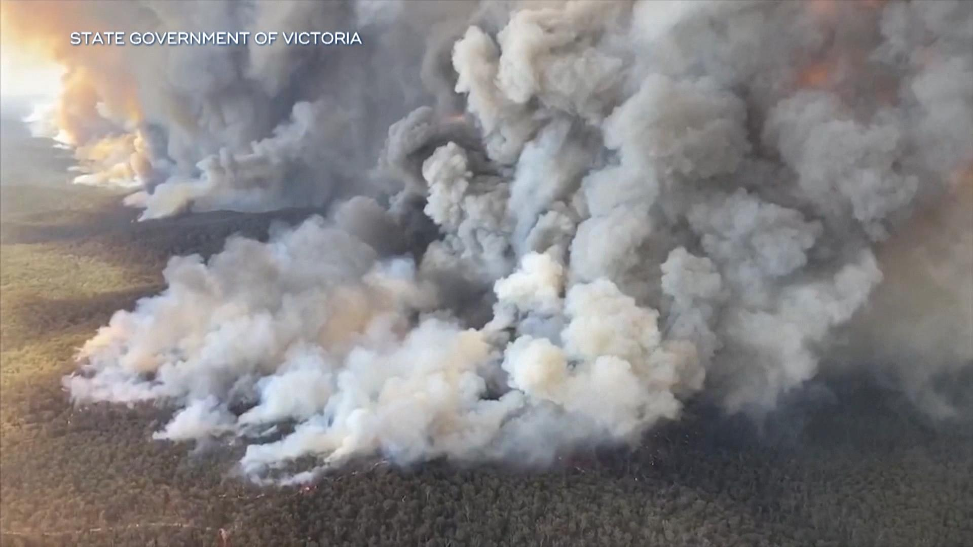 Watch CBS Evening News: Thousands trapped by Australia's wildfires ...