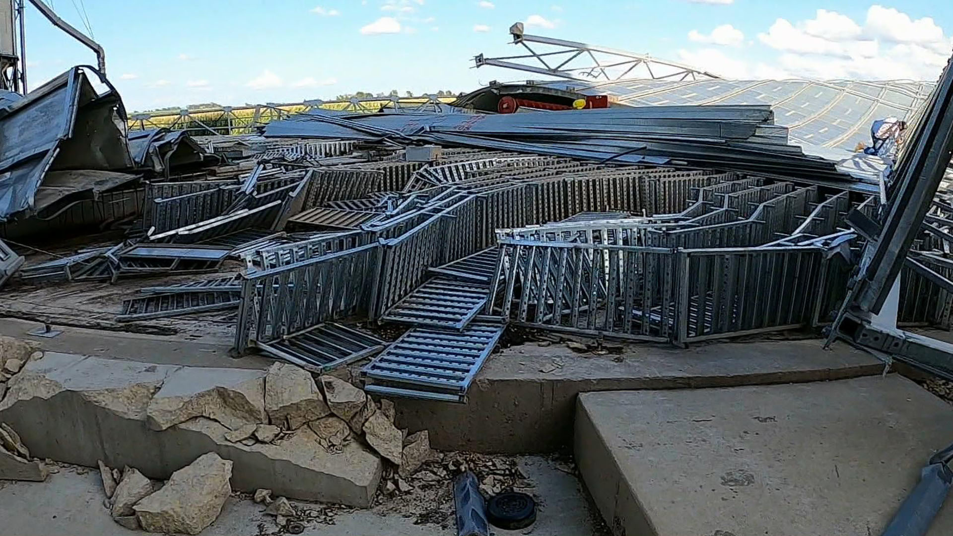 Watch CBS Evening News: Iowa slow to recover from derecho aftermath ...