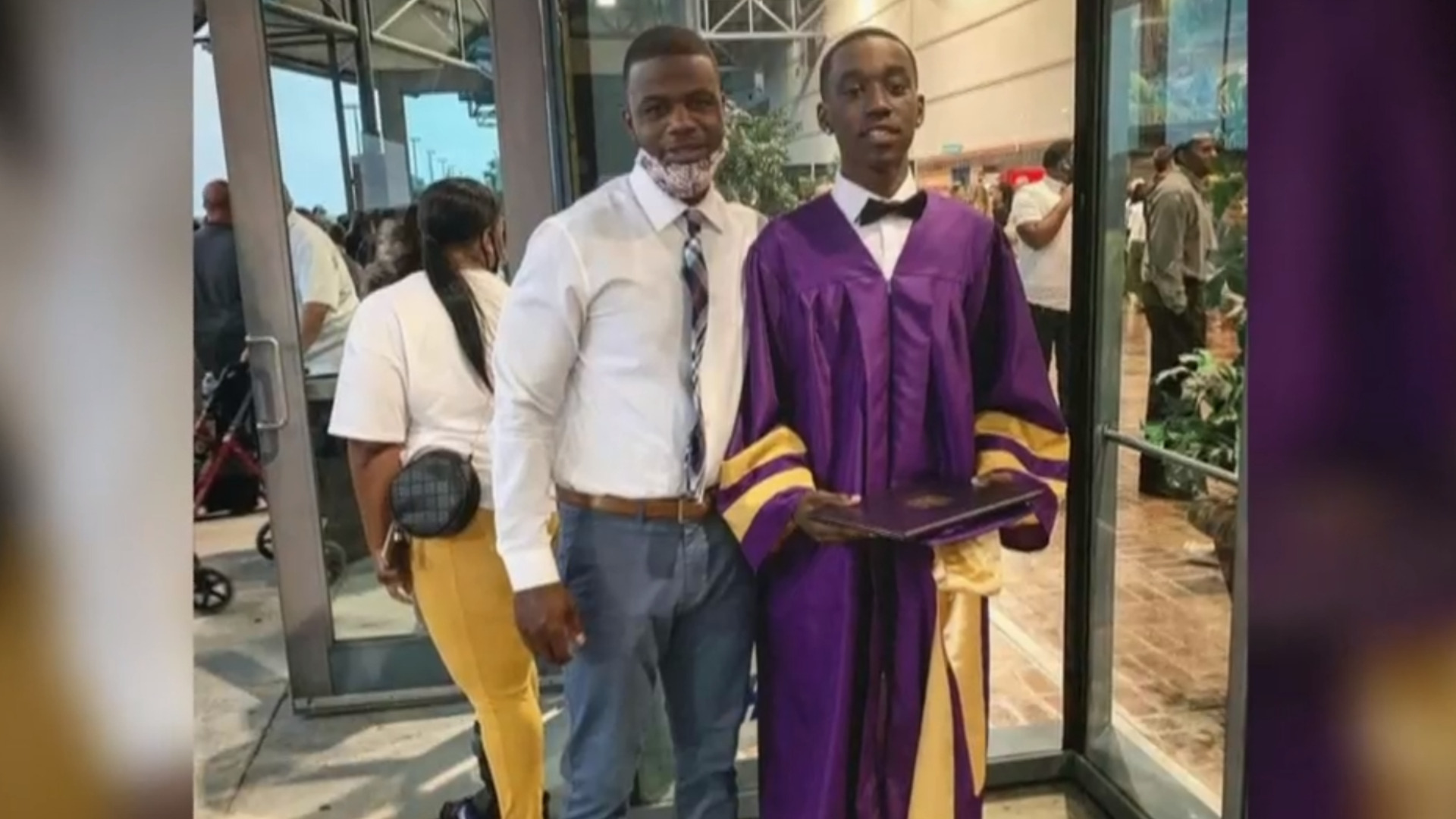 Watch CBS Evening News: Teacher lends shoes so student can attend ...