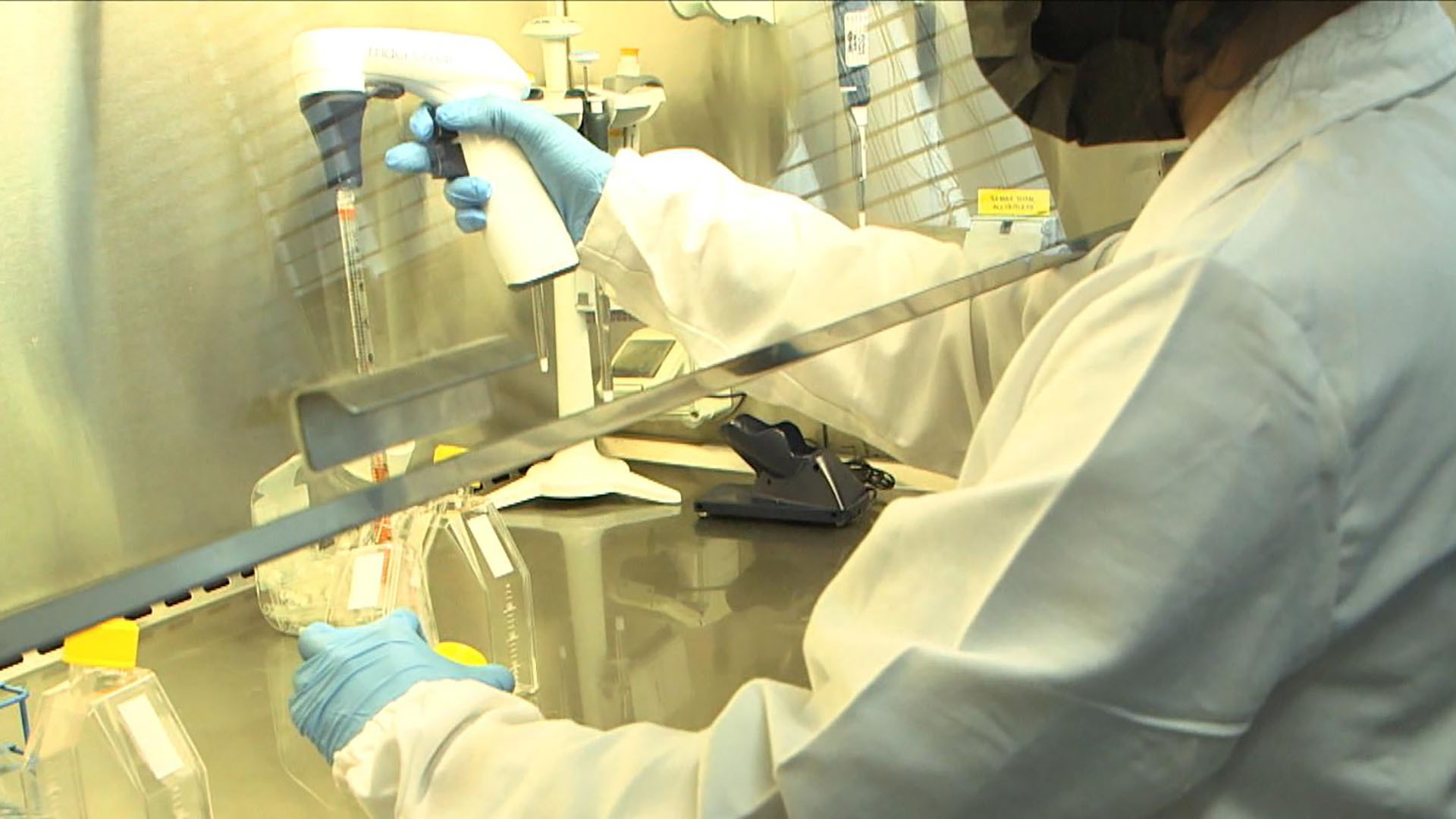 Watch CBS Mornings: Inside the Omicron lab - Full show on CBS