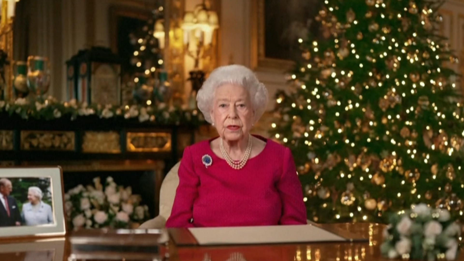 Watch CBS Evening News: Pope, Queen Elizabeth deliver holiday messages ...