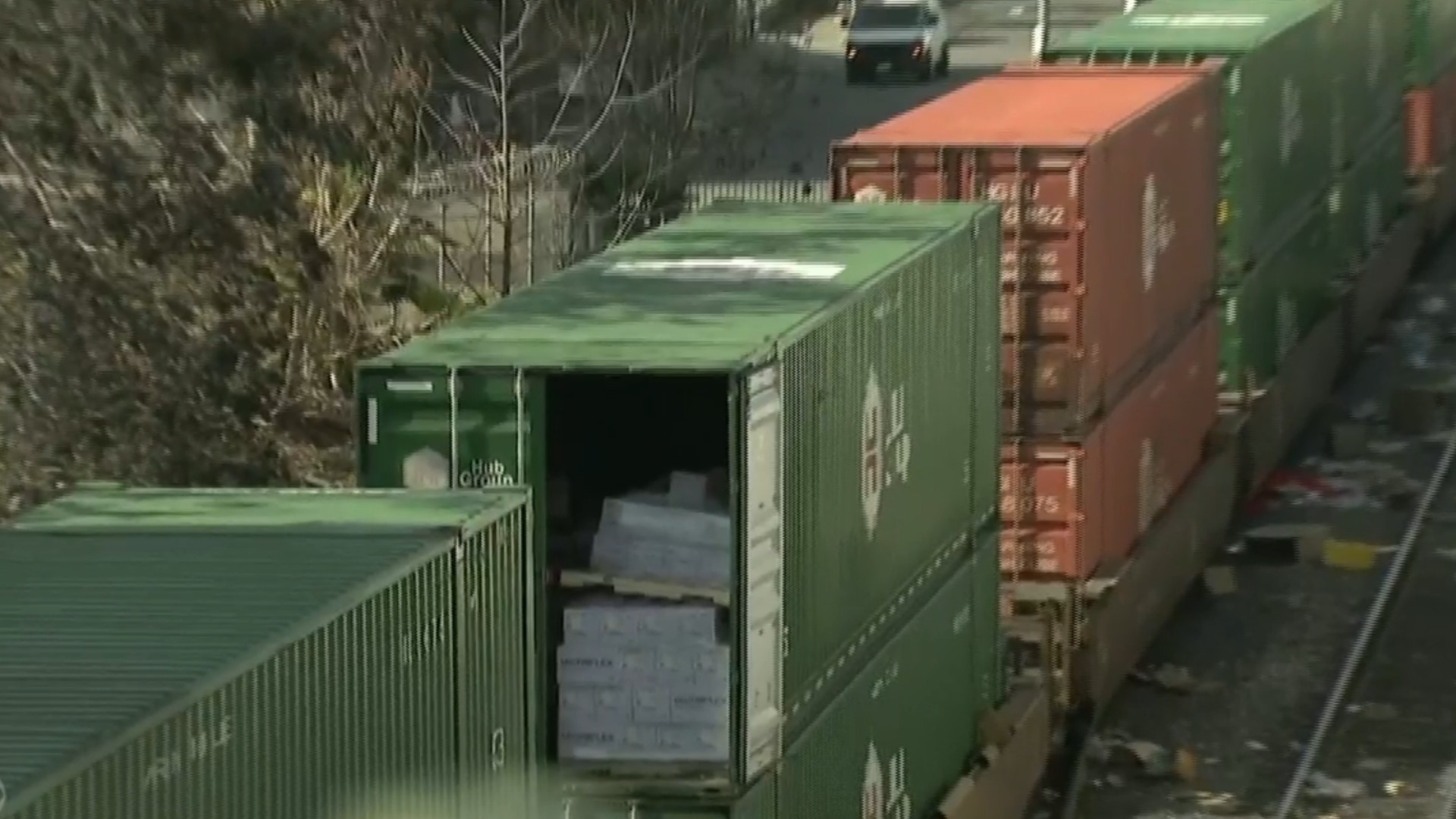 Watch CBS Evening News: Thieves raid cargo containers in L.A. - Full ...