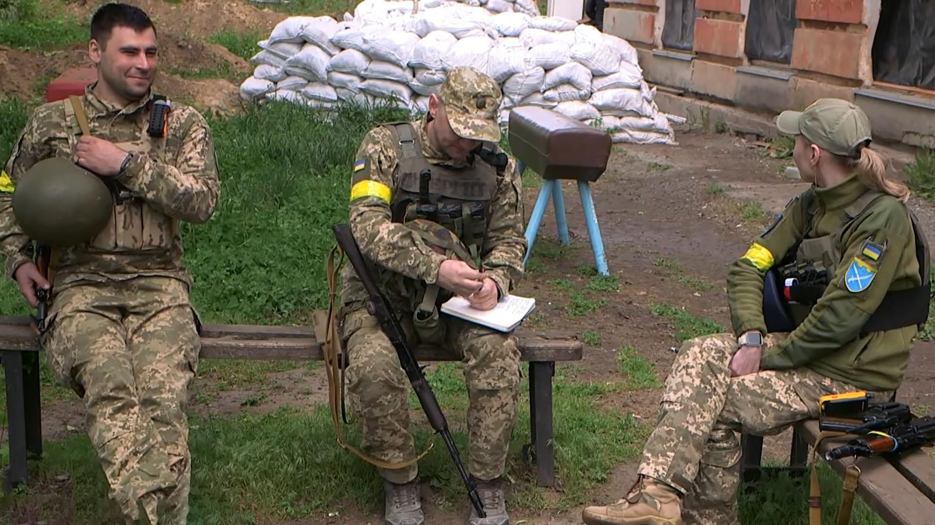 Watch CBS Mornings Ukraine military fortifies cities in the east ...