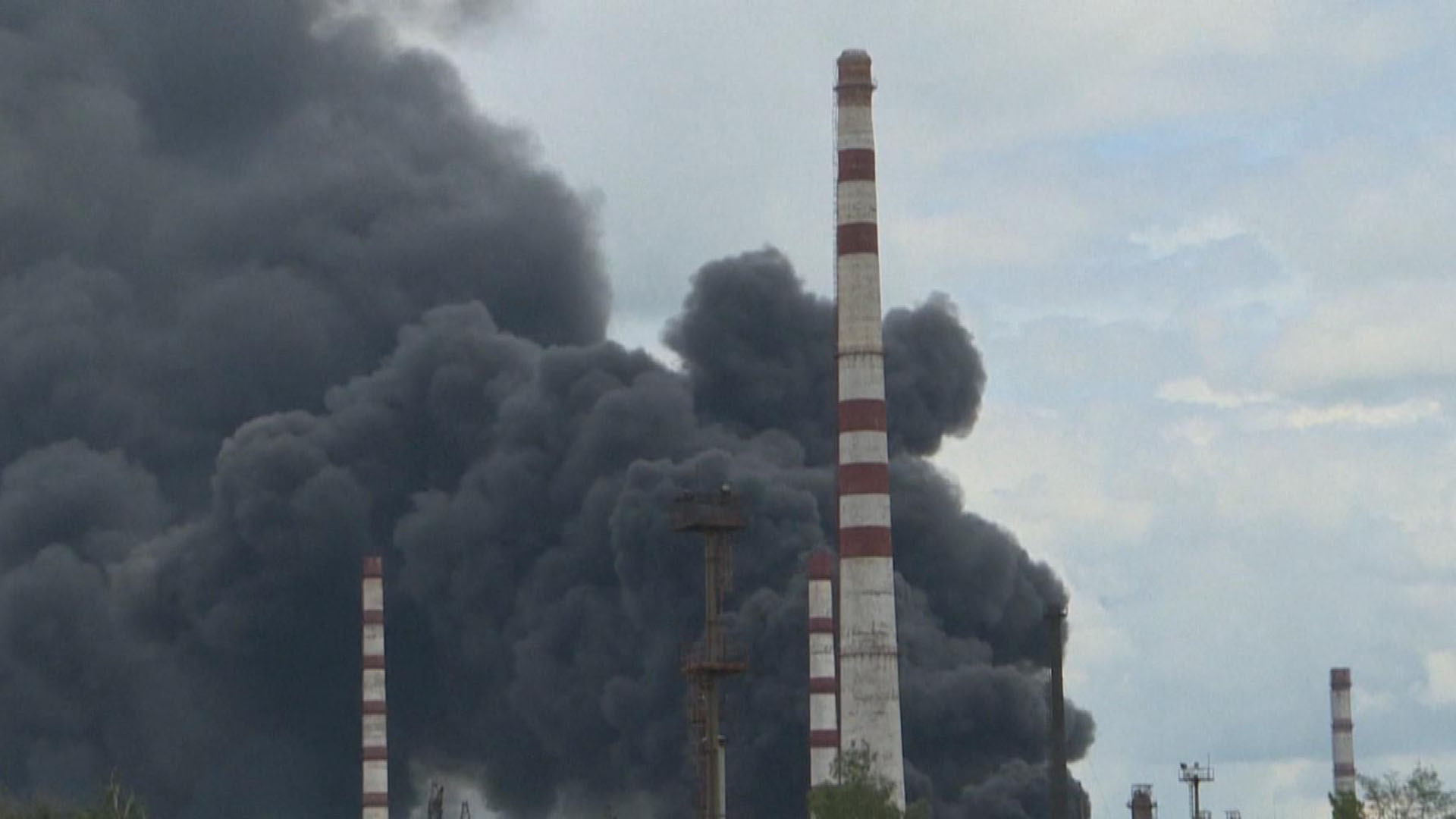 Watch CBS Evening News: Russian shelling hits Ukrainian oil refinery ...