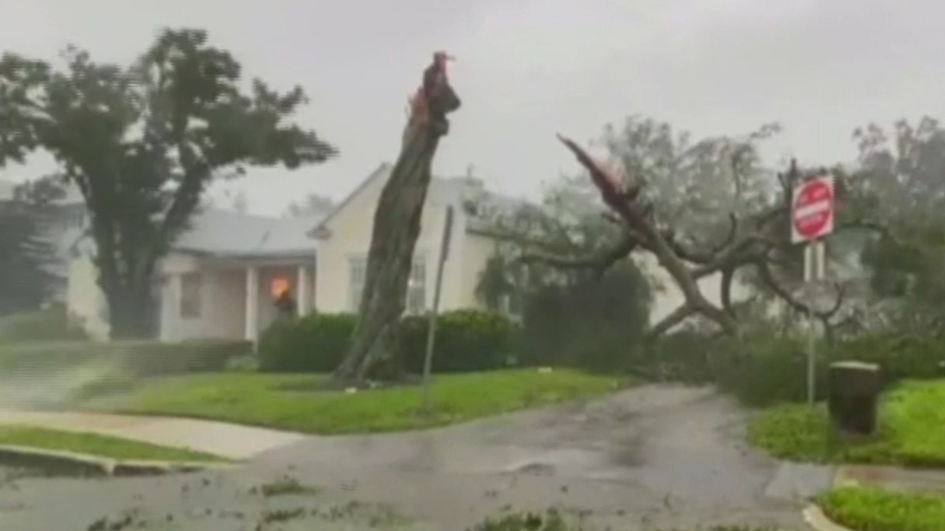 Watch CBS Evening News: Ian lashes Florida with catastrophic storm ...