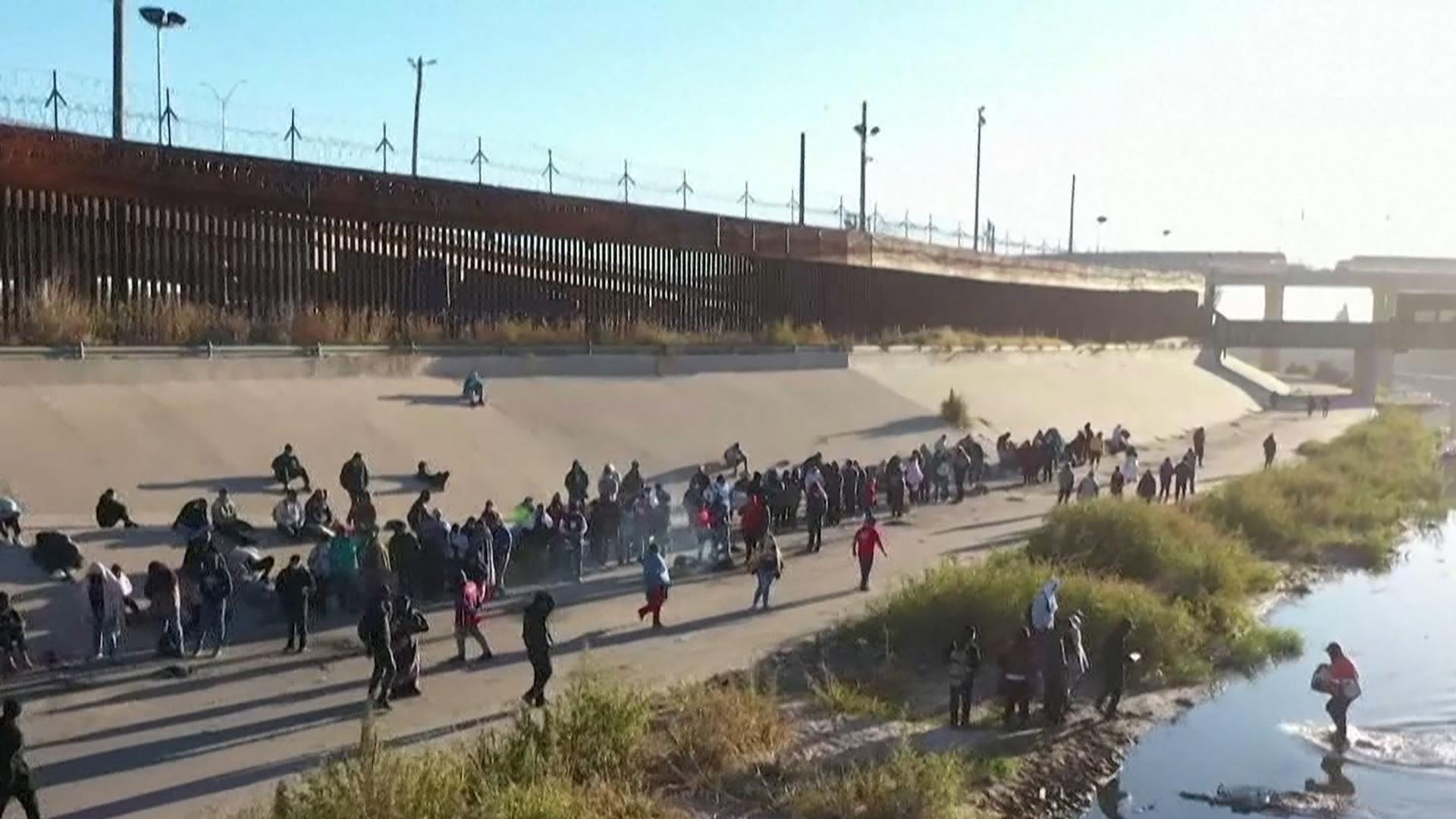 Watch CBS Mornings: Migrants cross U.S. border in large numbers - Full ...