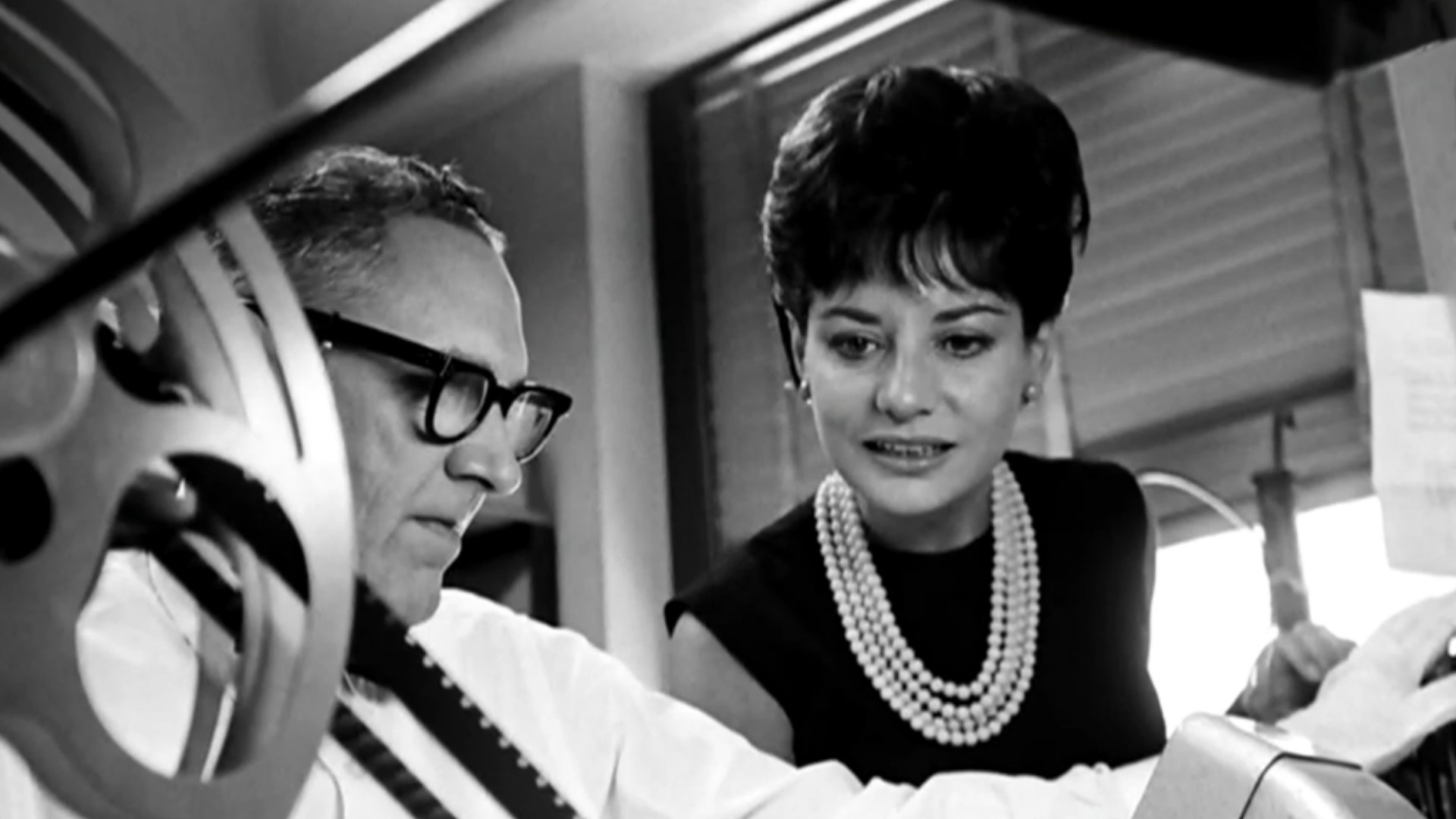 Watch CBS Evening News: Barbara Walters dead at 93 - Full show on CBS