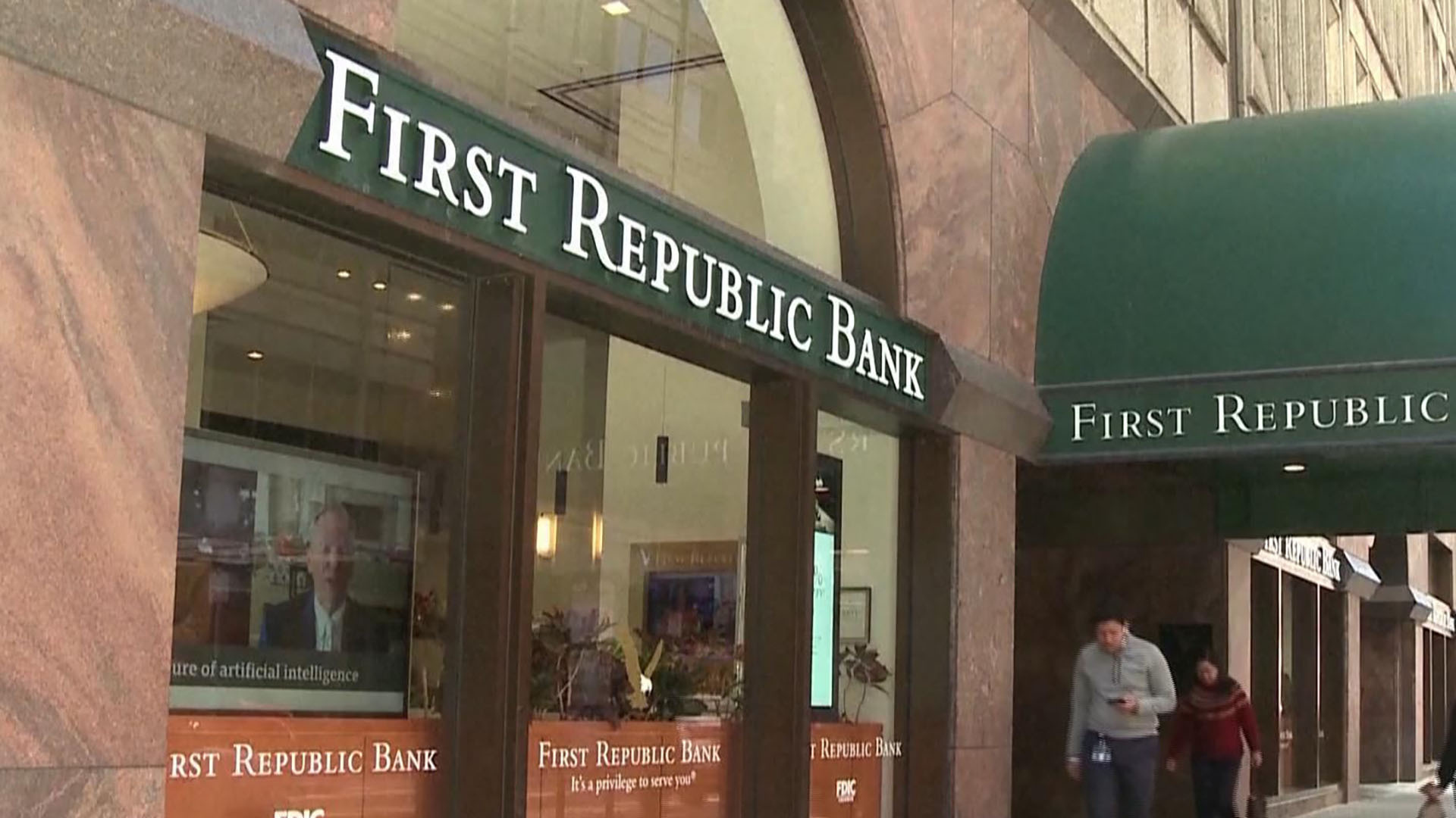 Watch CBS Evening News: Regulators look to shore up troubled bank ...