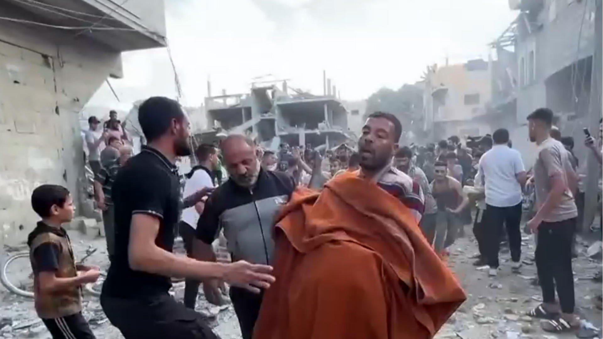 Watch CBS Evening News Hundreds killed in explosion at Gaza hospital ...