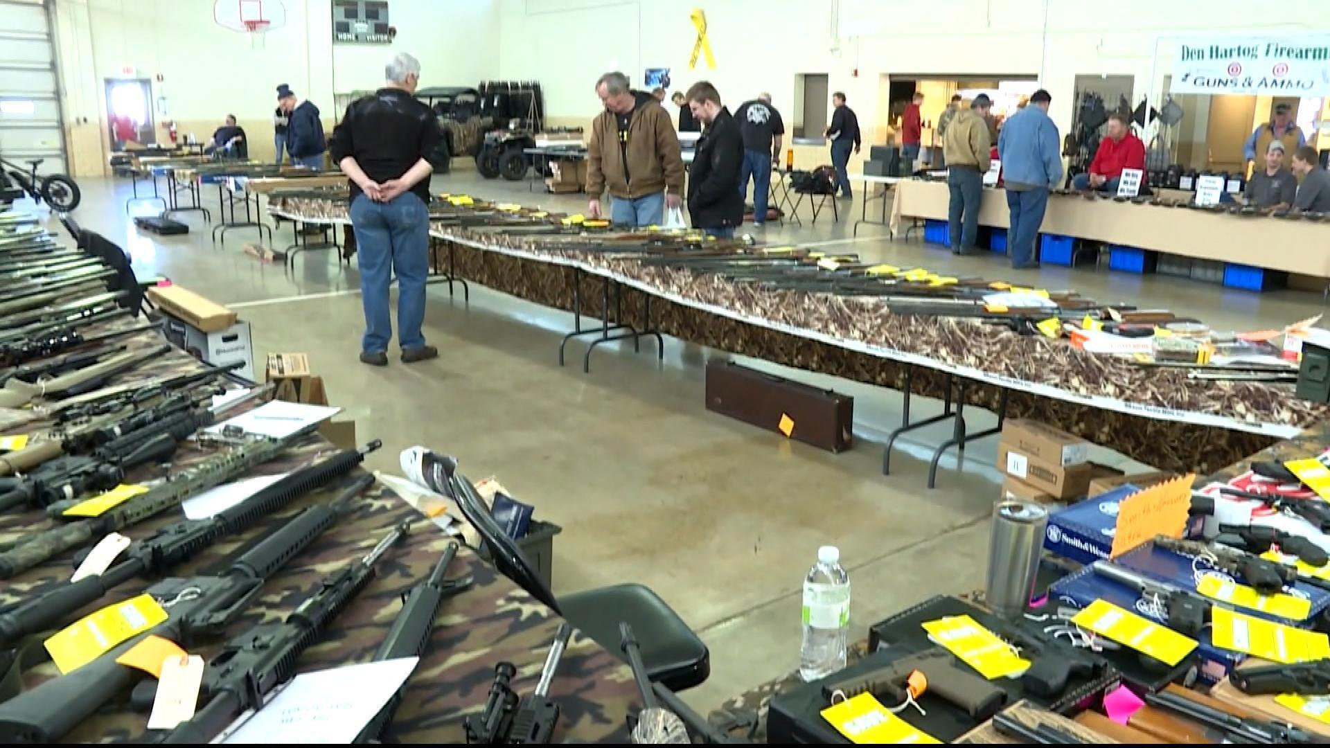 Watch CBS Evening News: DOJ's new rule seeks to close "gun show ...