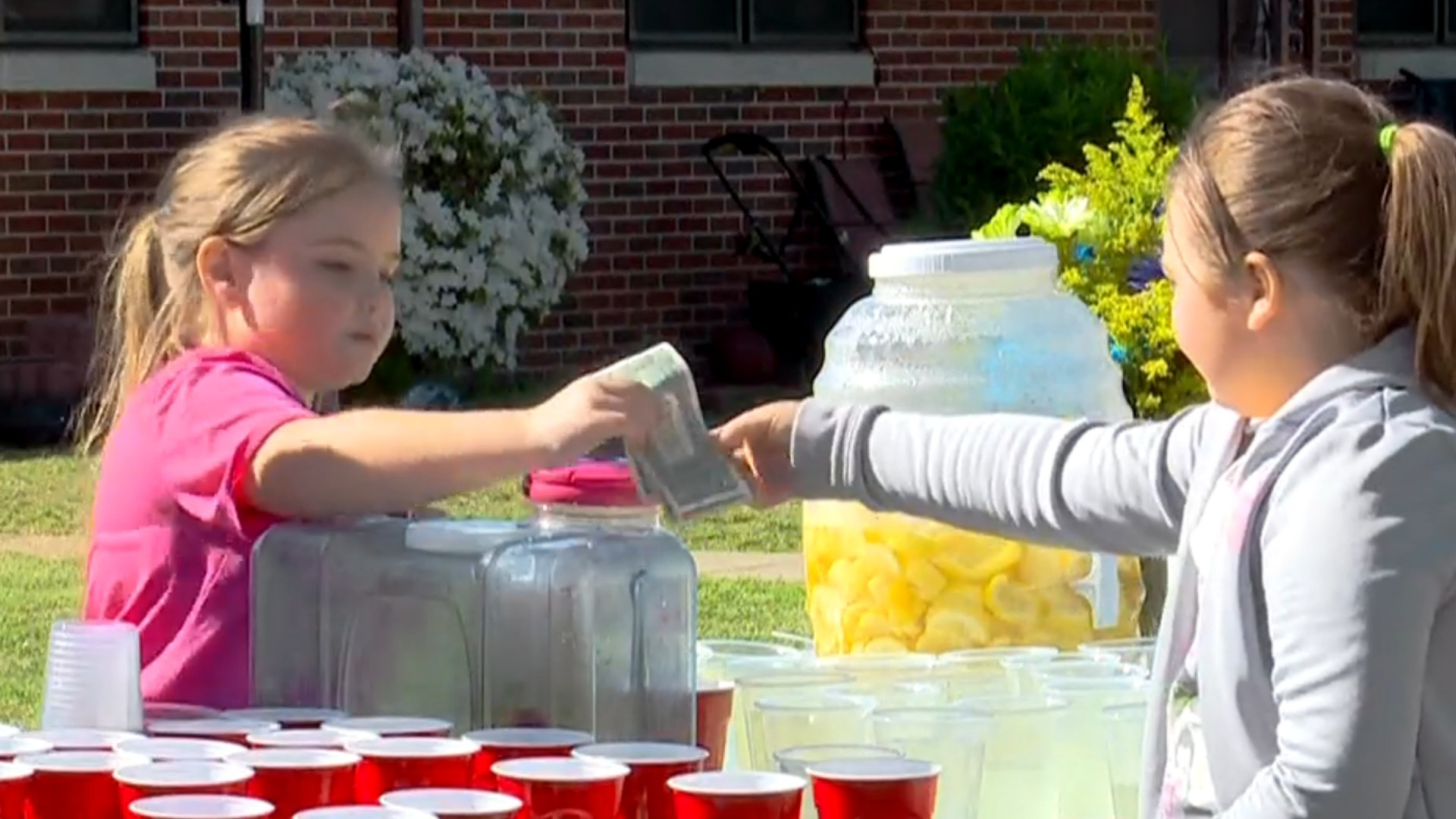 Watch CBS Evening News: Girl runs lemonade stand to pay for mom's ...