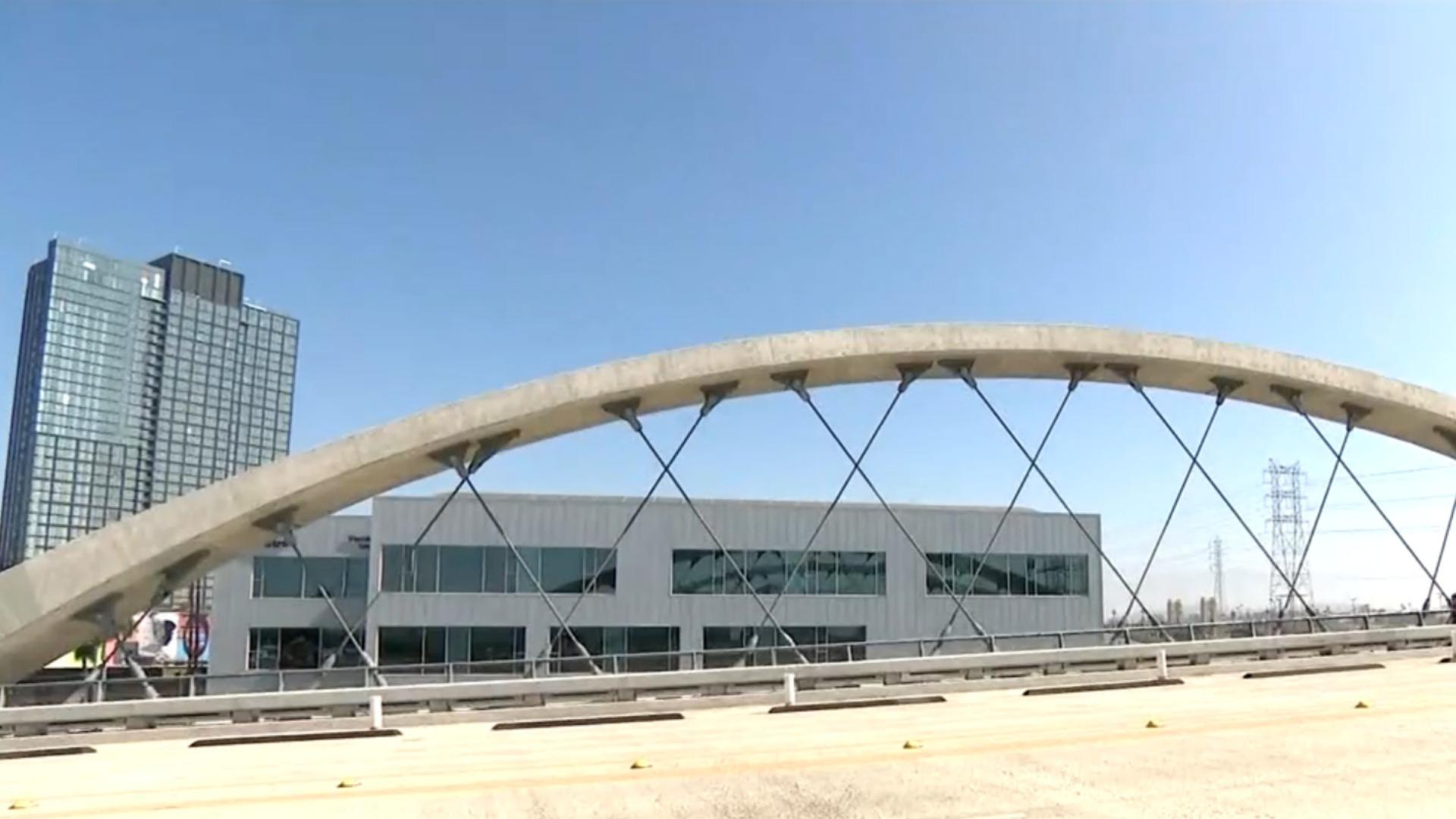 Watch CBS Evening News: Thieves pilfer L.A.'s 6th Street Bridge for ...