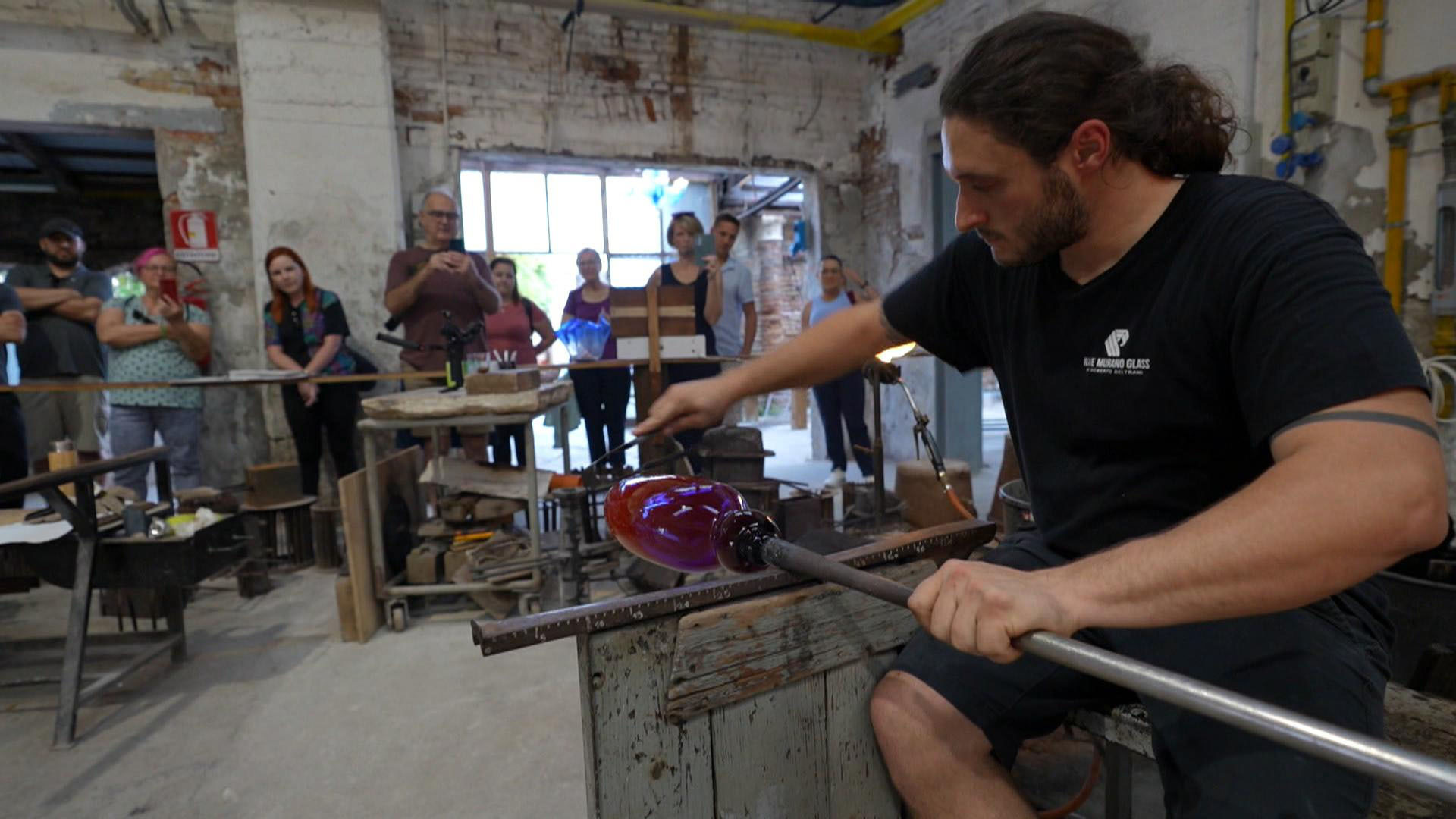 Watch CBS Saturday Morning: Designer puts new twist on Venetian glass ...