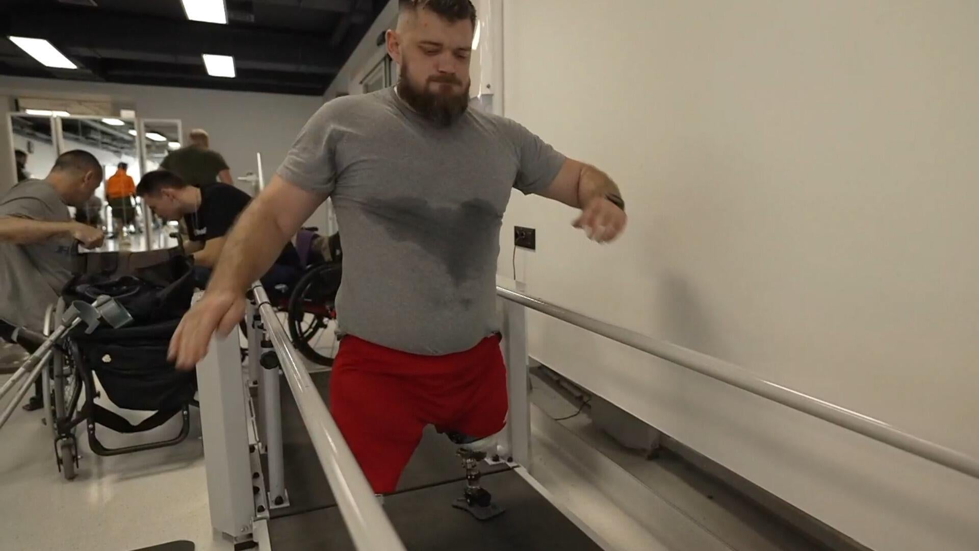 Watch CBS Evening News: Ukrainian soldier lost legs in Russian attack ...