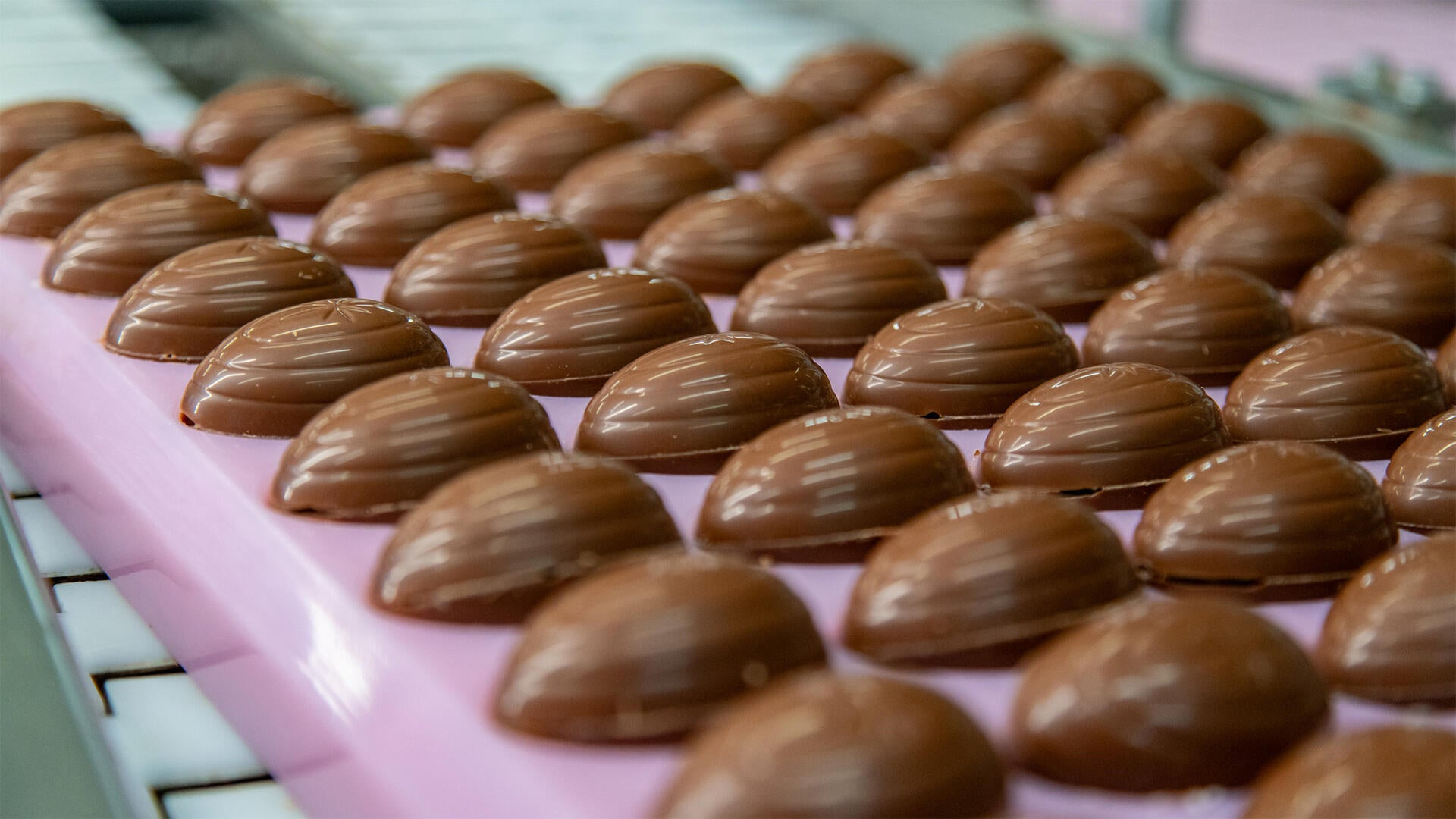 Watch Sunday Morning: Chocolate Easter eggs: Cracking open a candy ...