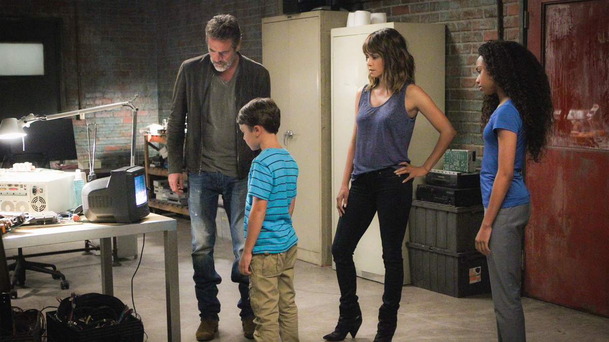 Watch Extant Season 2 Episode 9: Extant - Don't Shoot The Messenger ...