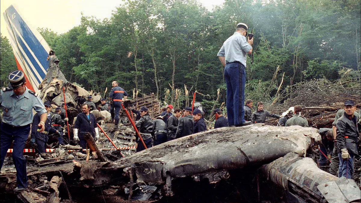 Watch Air Disasters Season 2 Episode 7: Air Disasters - Pilot vs. Plane ...