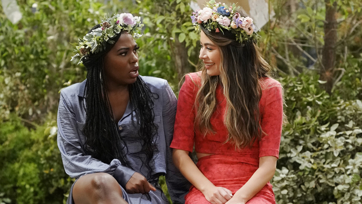 Watch iCarly Season 1 Episode 13: iCarly - iReturn to Webicon – Full ...