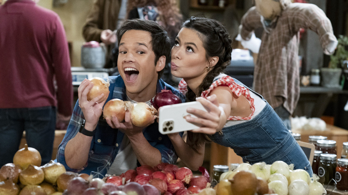 Watch iCarly Season 2 Episode 1: iCarly (2021) - iGuess Everyone Just ...