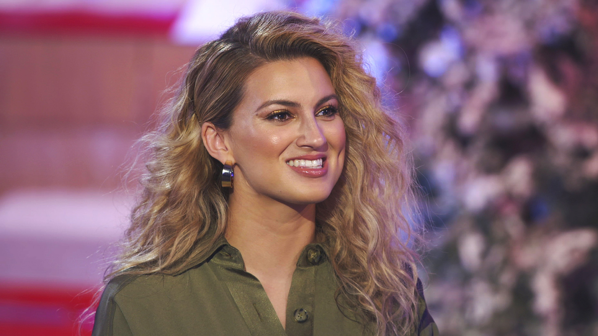 Watch Top Elf Season 2 Episode 3: Top Elf - Super Vest to Impress ...