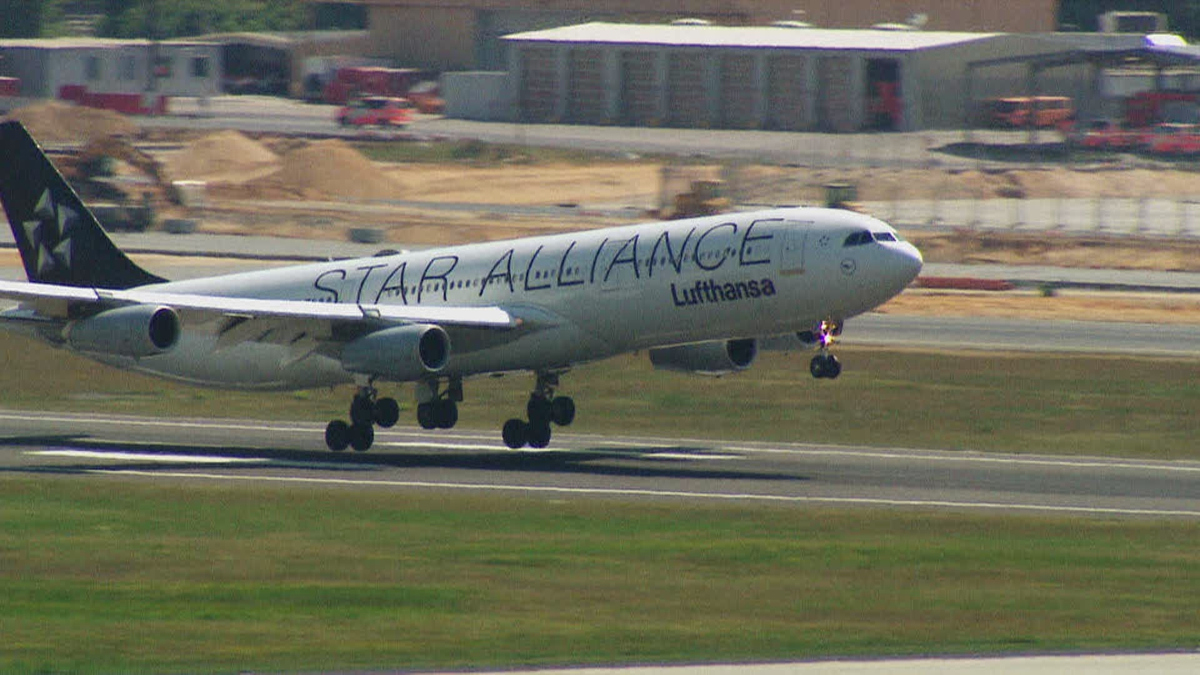 Watch Mighty Planes Season 1 Episode 6: Mighty Planes - Airbus A380 ...