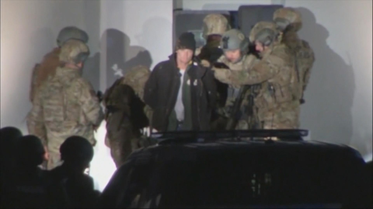 Watch CBS Evening News: Alleged bank robber surrenders to police after ...