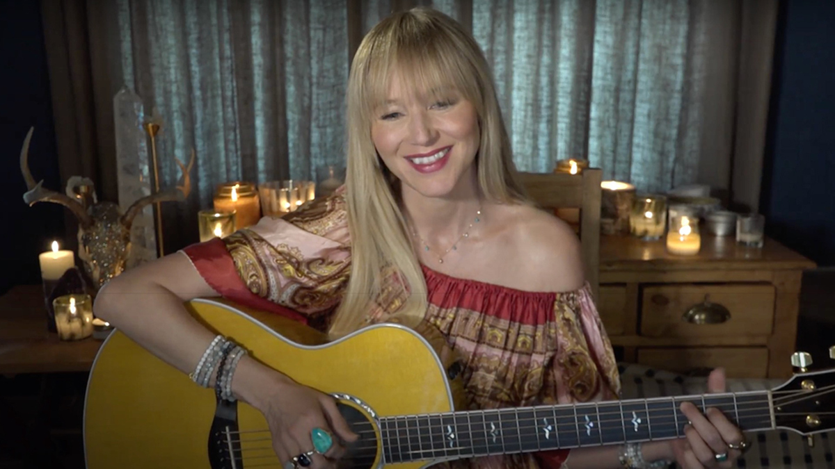 Watch Sunday Morning: Jewel sings "Grateful" - Full show on CBS