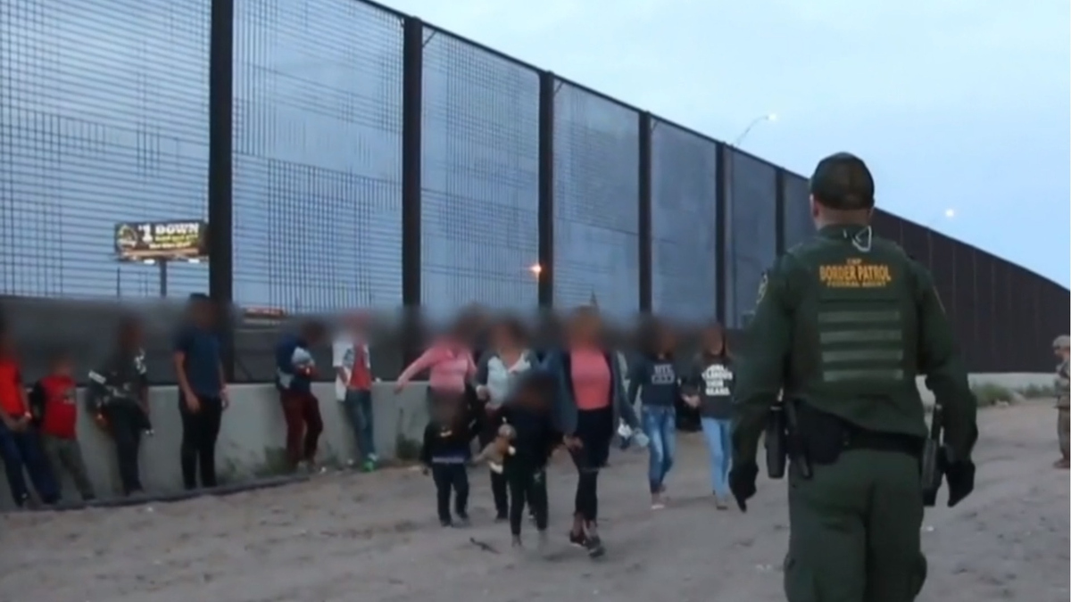 Watch CBS Evening News: Parents of 545 children separated at U.S ...