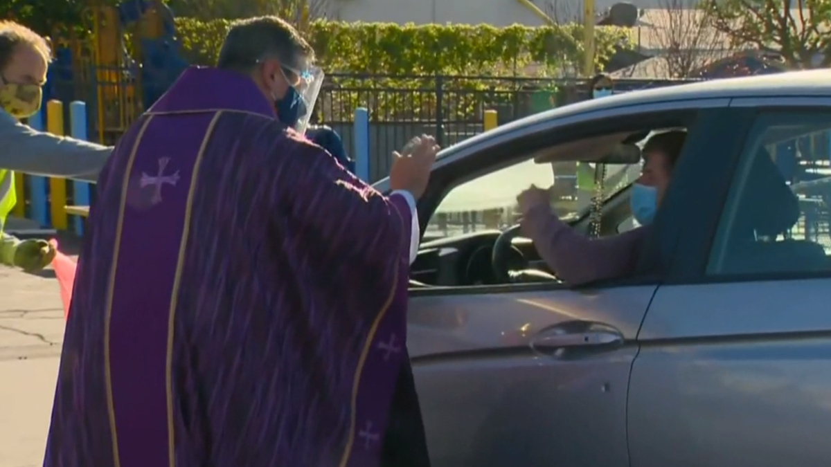 Watch CBS Evening News: Worshippers find new ways to keep the faith ...