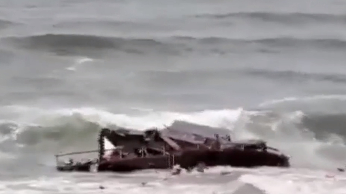 Watch CBS Evening News: Apparent smugglers' boat capsizes off San Diego ...