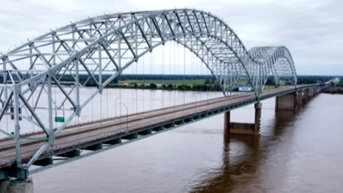 Watch CBS Evening News: Bridge linking Arkansas and Tennessee has major ...