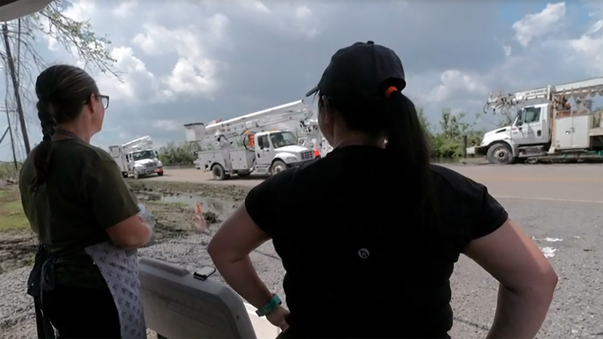 Watch Sunday Morning: Giving thanks to linemen - Full show on CBS