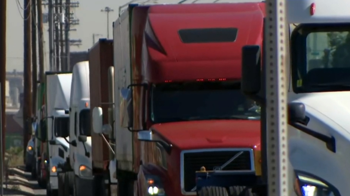 Watch CBS Evening News: Major backlog at ports disrupts supply chain ...