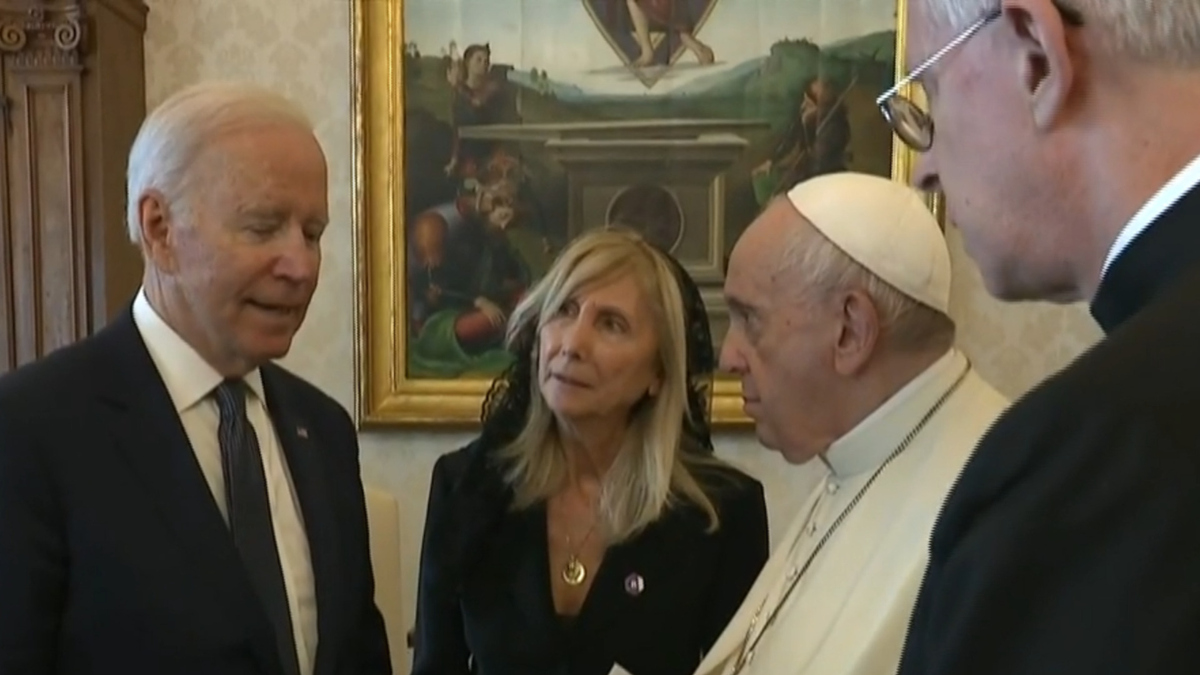 Watch CBS Evening News: Biden holds historic meeting with Pope Francis ...
