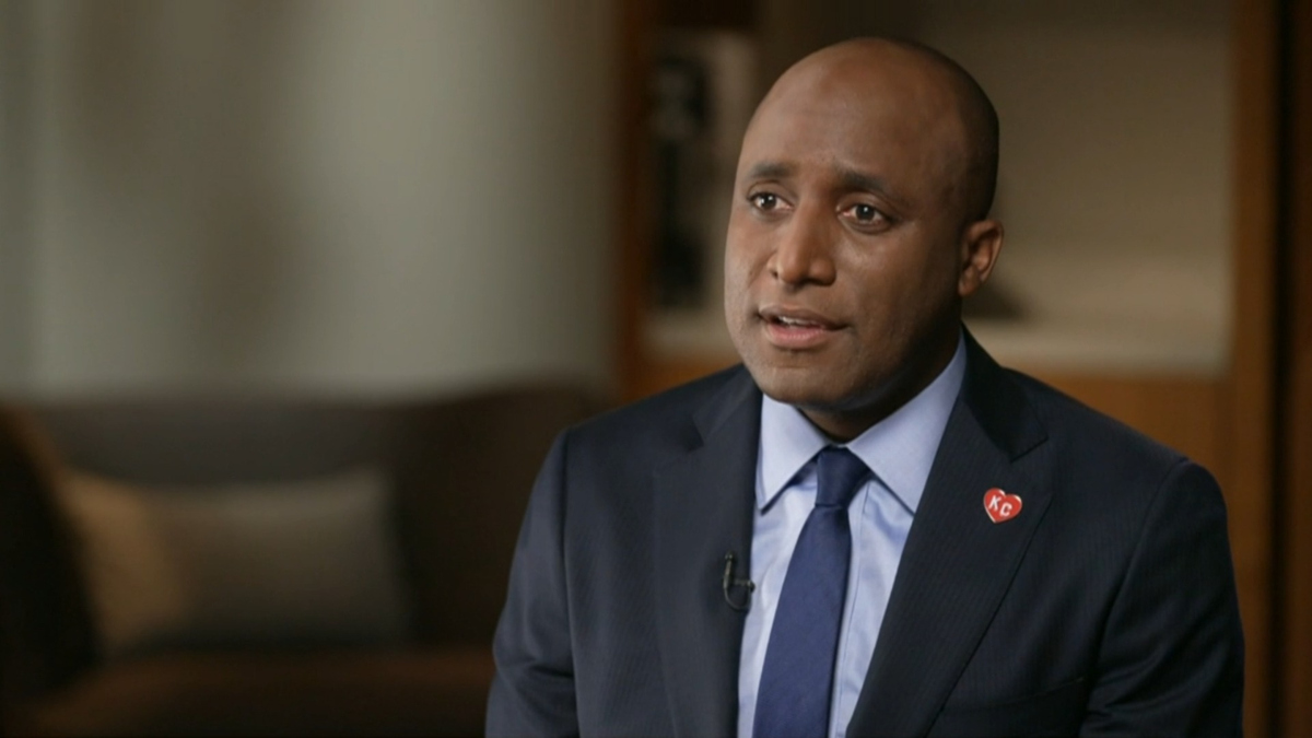 Watch CBS Evening News: Kansas City mayor on gun violence surge - Full ...