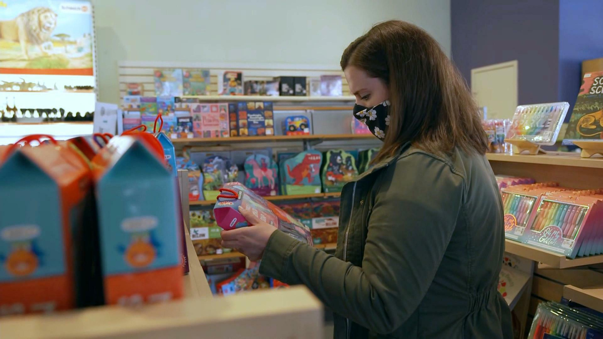 Watch CBS Mornings: Holiday shoppers scramble amid COVID surge - Full ...