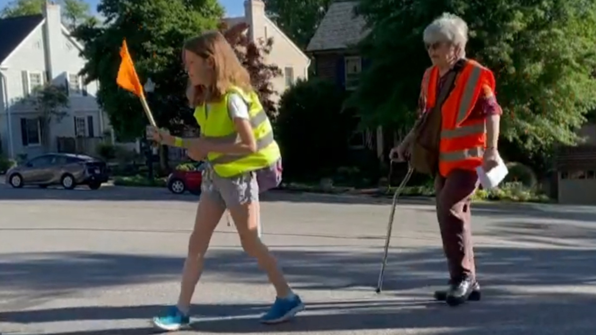 Watch CBS Evening News: "Walking school bus" grows in popularity - Full ...