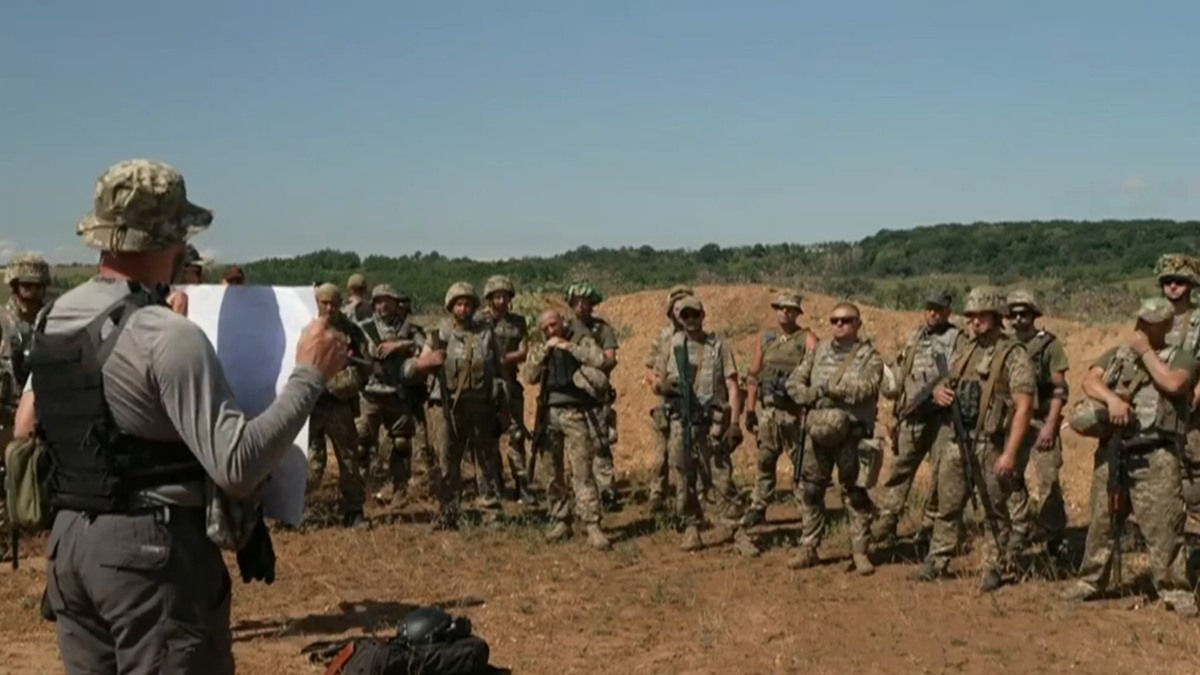Watch CBS Evening News: U.S. veterans train soldiers in Ukraine - Full ...