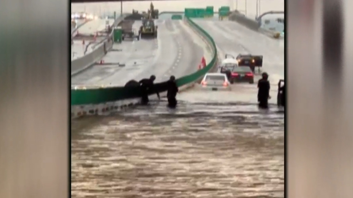 Watch CBS Evening News: Flash flooding strands drivers in Denver - Full ...