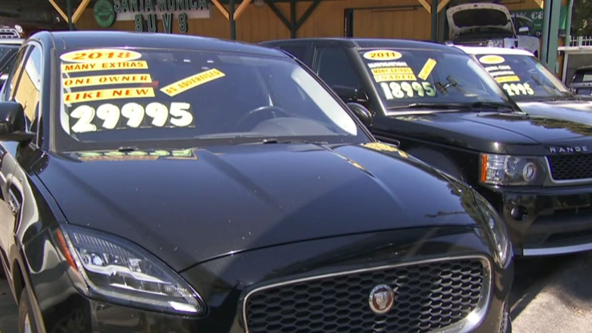 Watch CBS Evening News: Drivers flip cars for profit as auto prices ...
